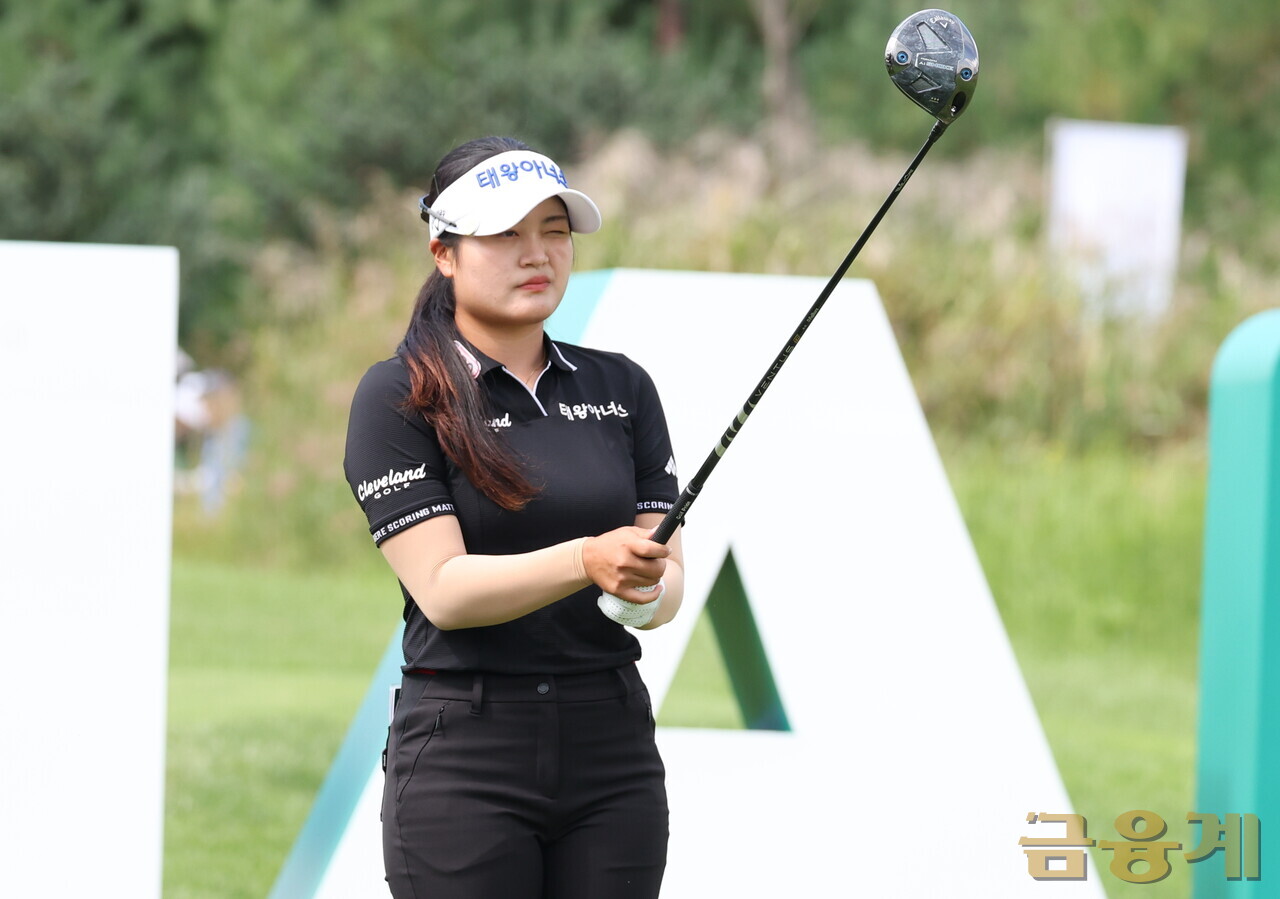 [골프]방향 살피는 홍현지,KLPGA'하나금융그룹 챔피언십'티샷