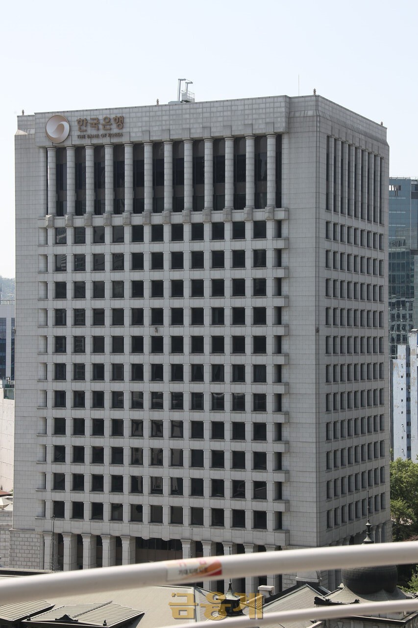 한국은행, 10월 물가 2.4% "일시적 상승"